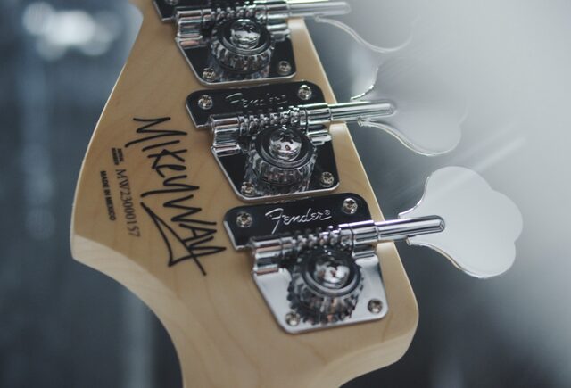 FENDER Mikey Way Jazz Bass